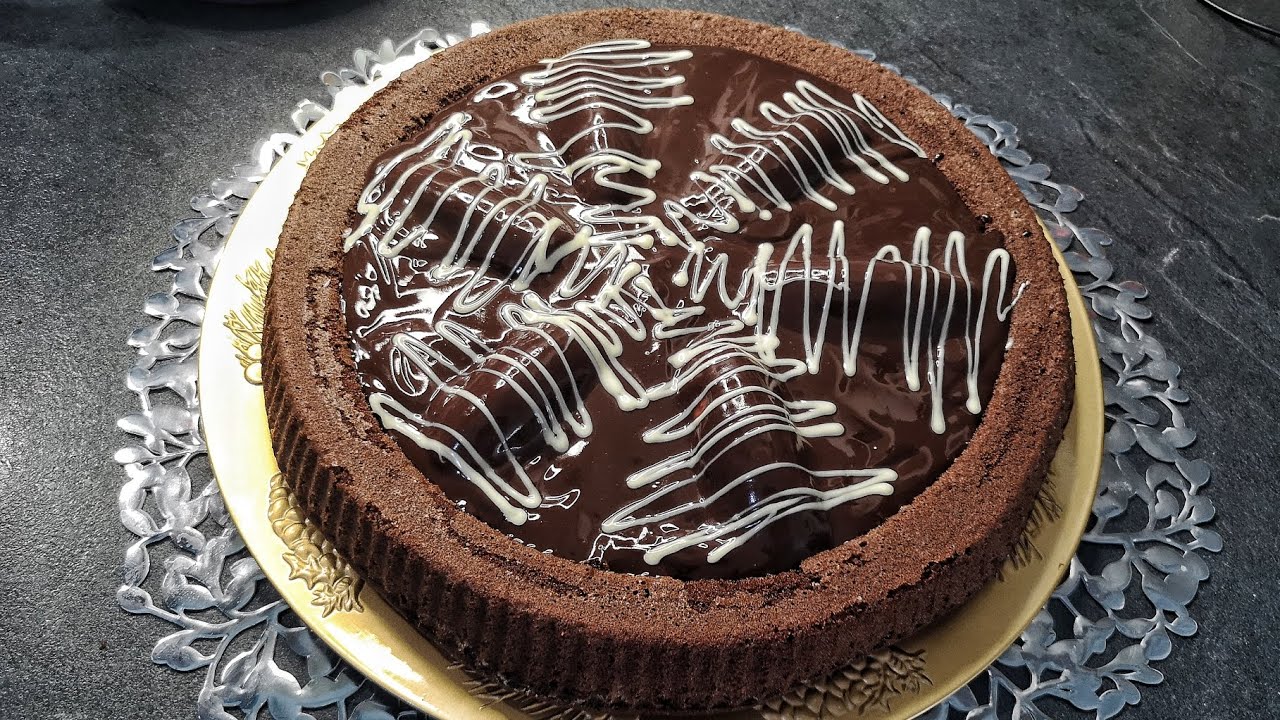 Tart Kalıbında Malaga Pasta Tarifi Cocoa cake with cream in a tart mold ...