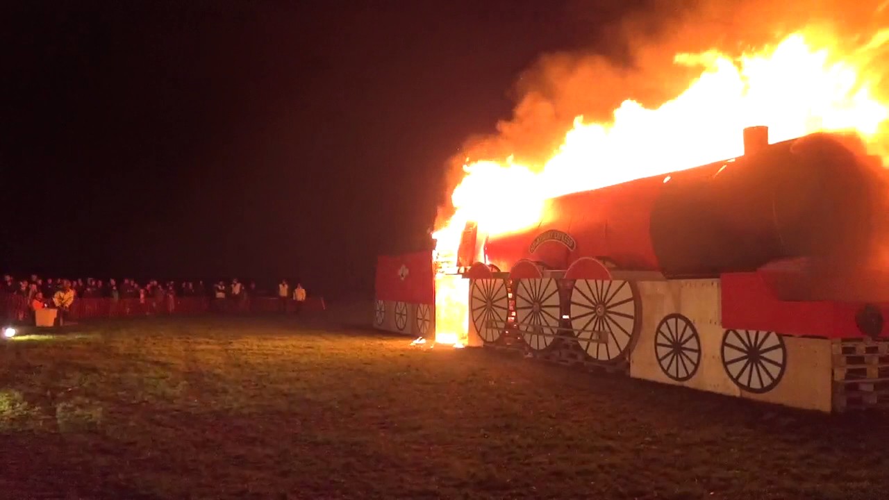 Hawkesbury Upton Bonfire Night 2016 - YouTube