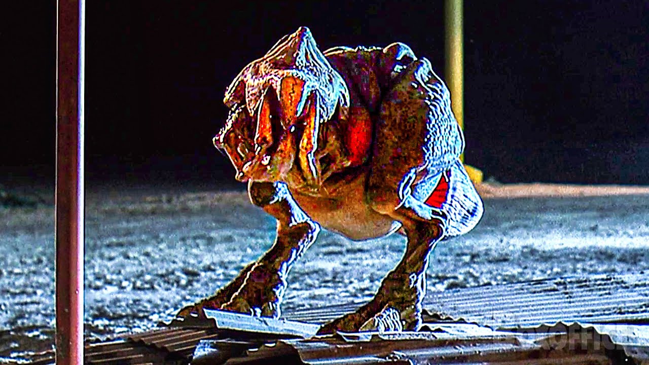 Un nuevo tipo de monstruo | Terror bajo la tierra 2 | Clip en Español ...