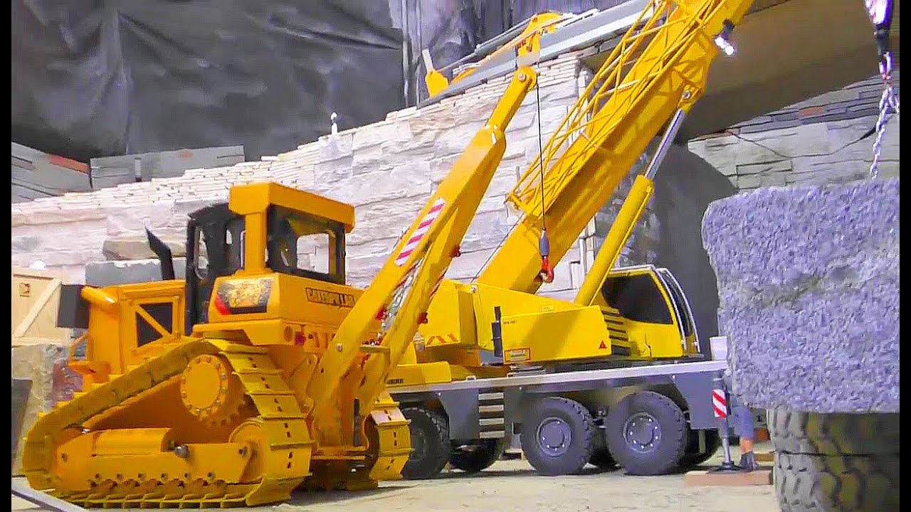 RC CRANE TRUCK ACTION! HEAVY LIEBHERR AND CATERPILLAR EQUIPMENT! RC ...