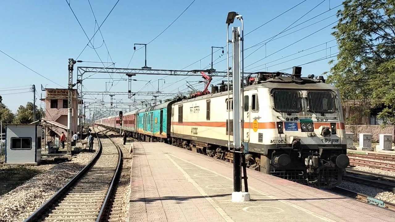 Indian Railway Train 359 Trian Crossing 🚸 Kota Patna Express Train Or ...