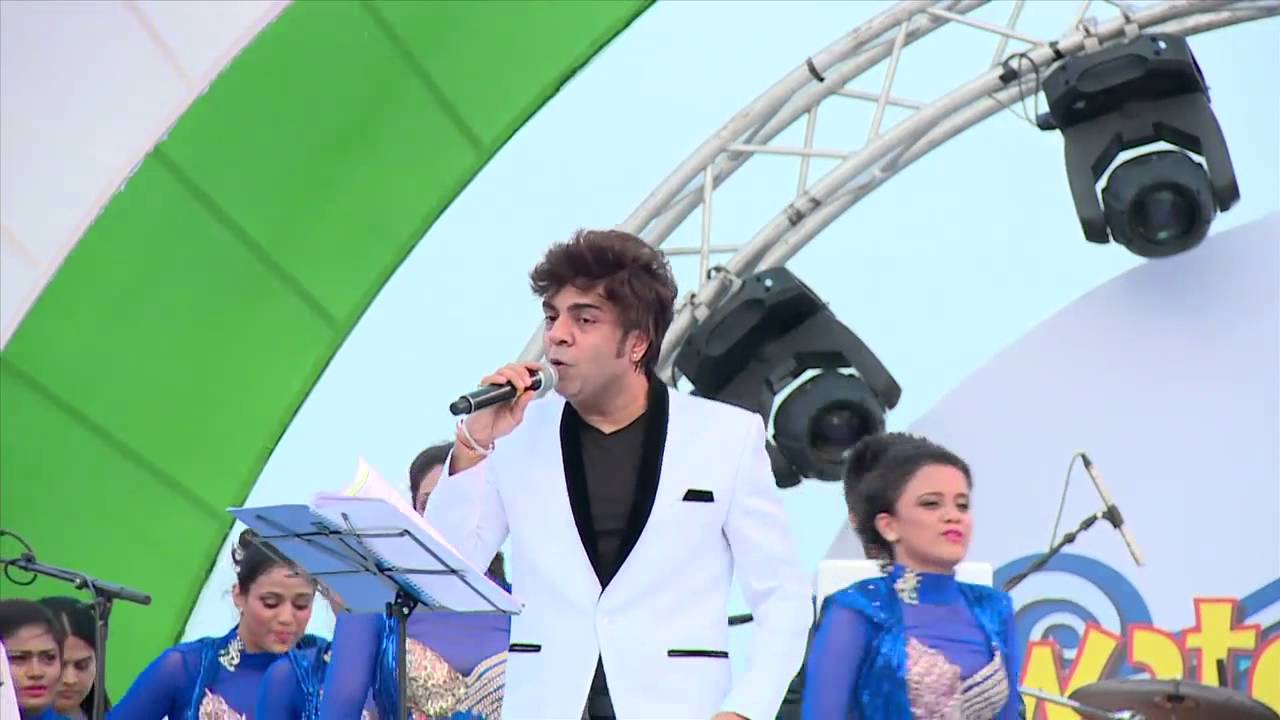 Live Singing Performance By Vipin Aneja - YouTube