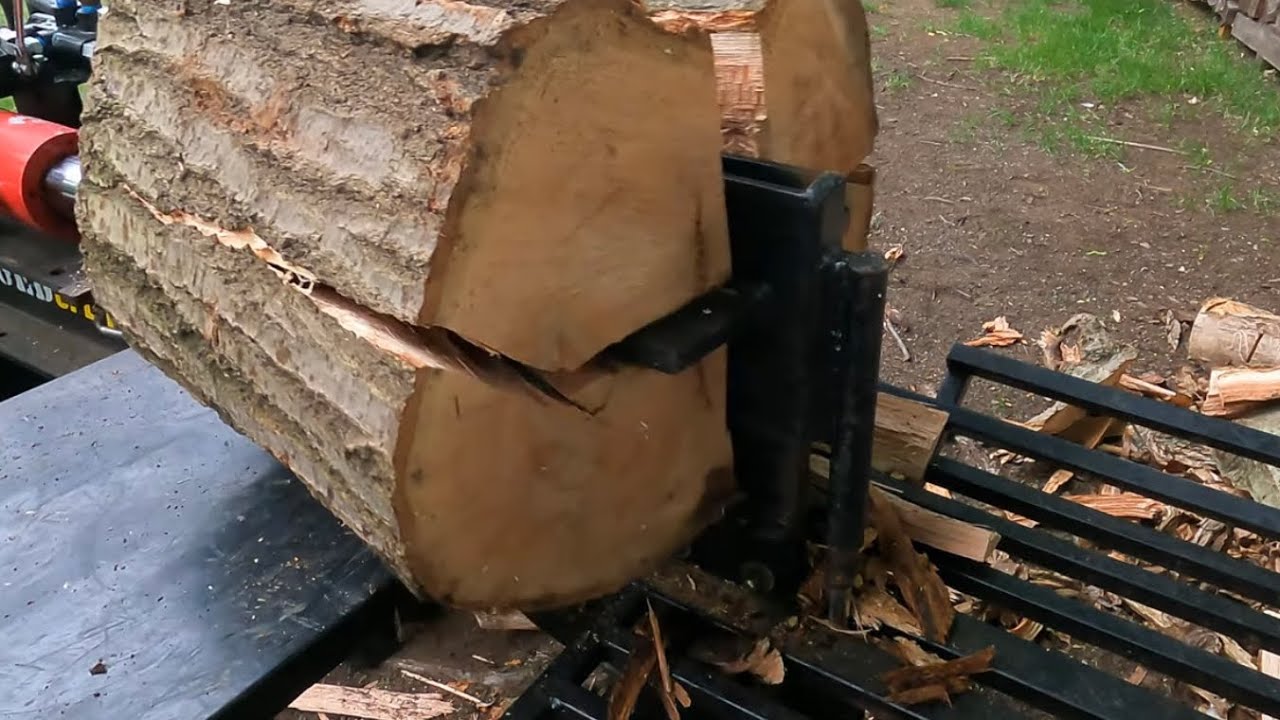 Splitting tree service red oak. - YouTube