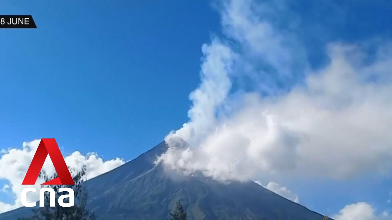 Philippine authorities on alert after Mount Mayon spews lava - YouTube