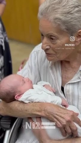 released hostage Alma Avraham kissing her great-granddaughter - YouTube