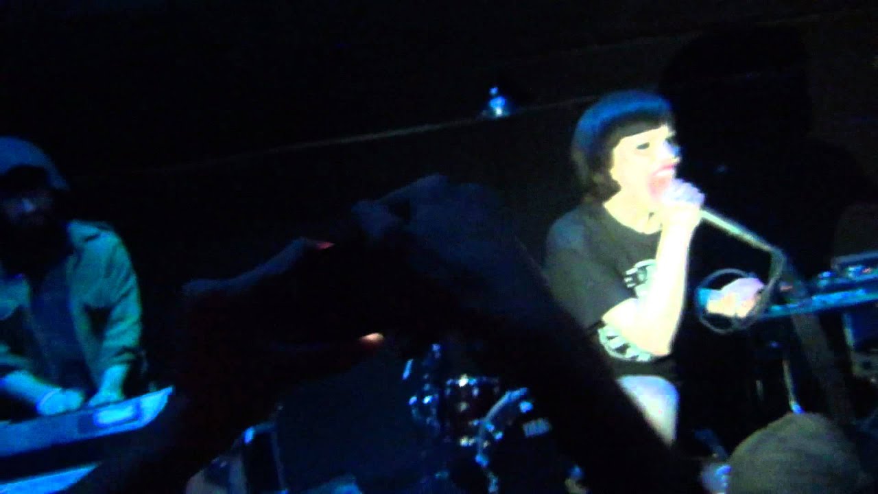 [HD] Crystal Castles - Alice Practice+Suffocation - YouTube