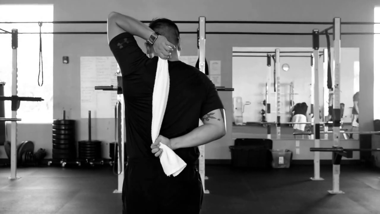 Towel Shoulder Internal Rotation (IR) Stretch - YouTube