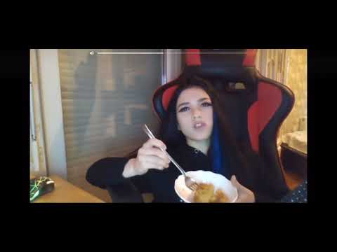 Cristina Ivone mananca o sarma =))))))