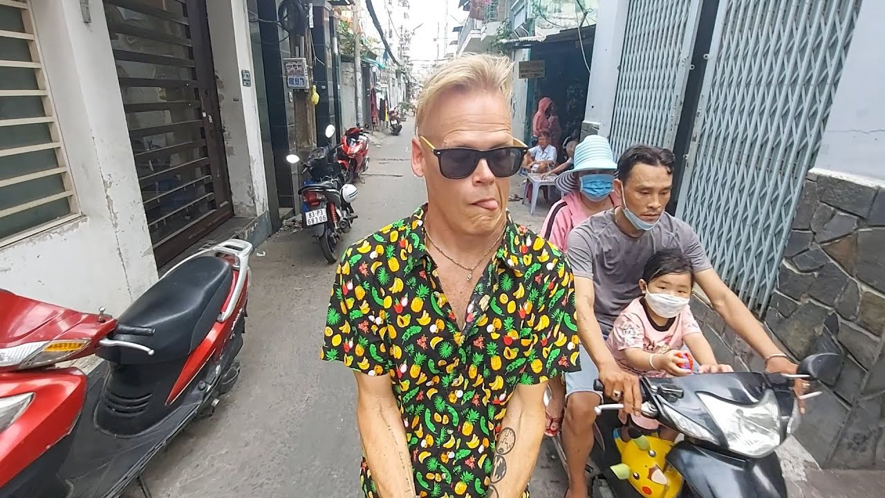 Vietnam Vlog Ep. 4 - Ba Chieu Market, Long Van Buddhist Temple ...