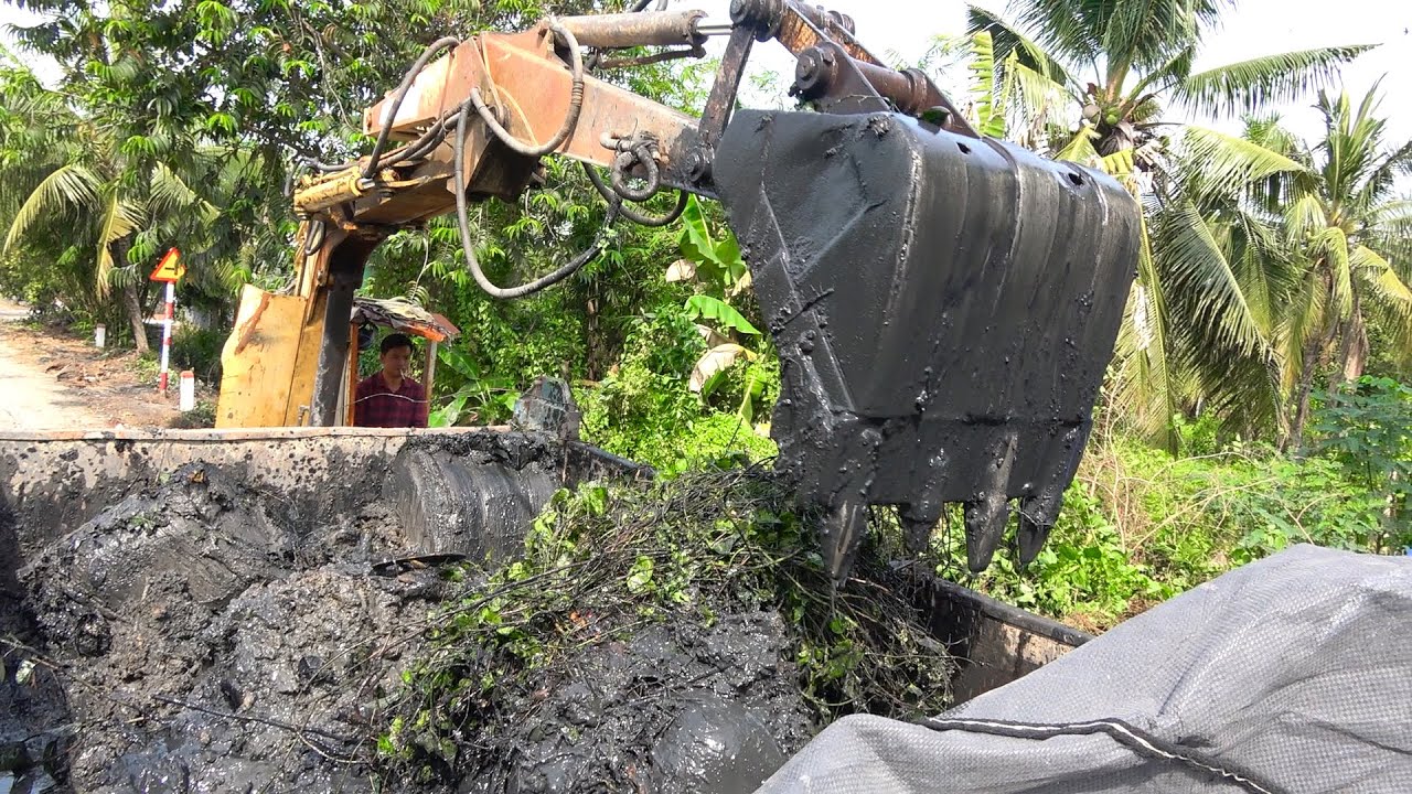 Xe Cuốc Múc Đất Lên Xe Tải - Xe Ben Chở Đất Bùn Sình #63 - YouTube