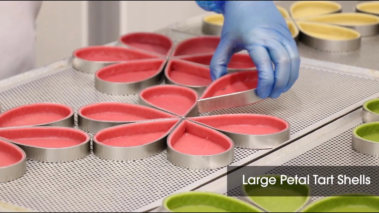 La Rose Noire Petals Tart Shells Molding Process - YouTube