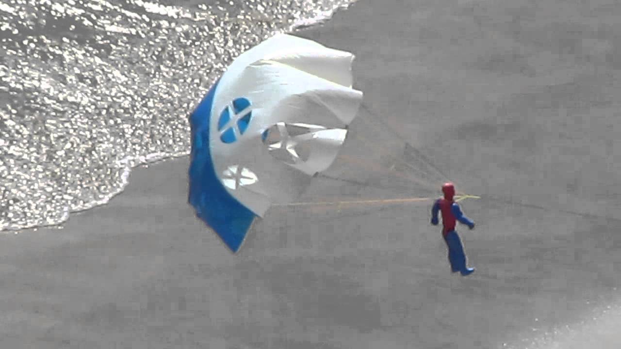 spiderman en parachute - YouTube