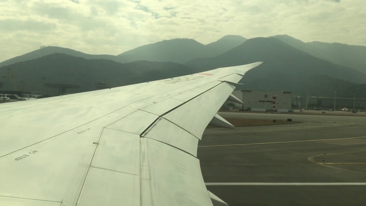 [DREAMLINER takeoff] Japan Airlines B787-8 amazing takeoff at Hong Kong ...