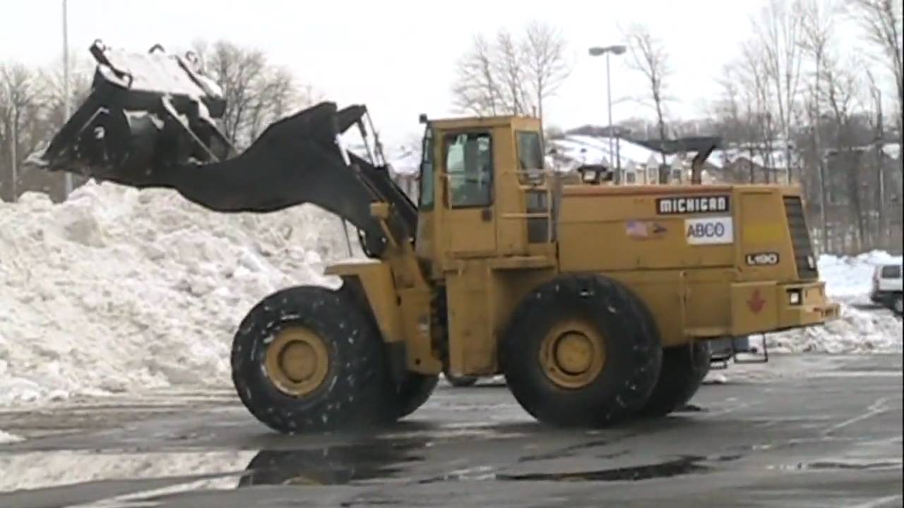 Michigan L190 wheel loader stockpiling snow - YouTube