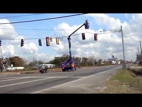 Lifting Streetlights for Oversized Cargo - Kenco Bucket Trucks - YouTube