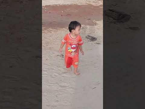Hasbi dan Tante mandi dipasir
