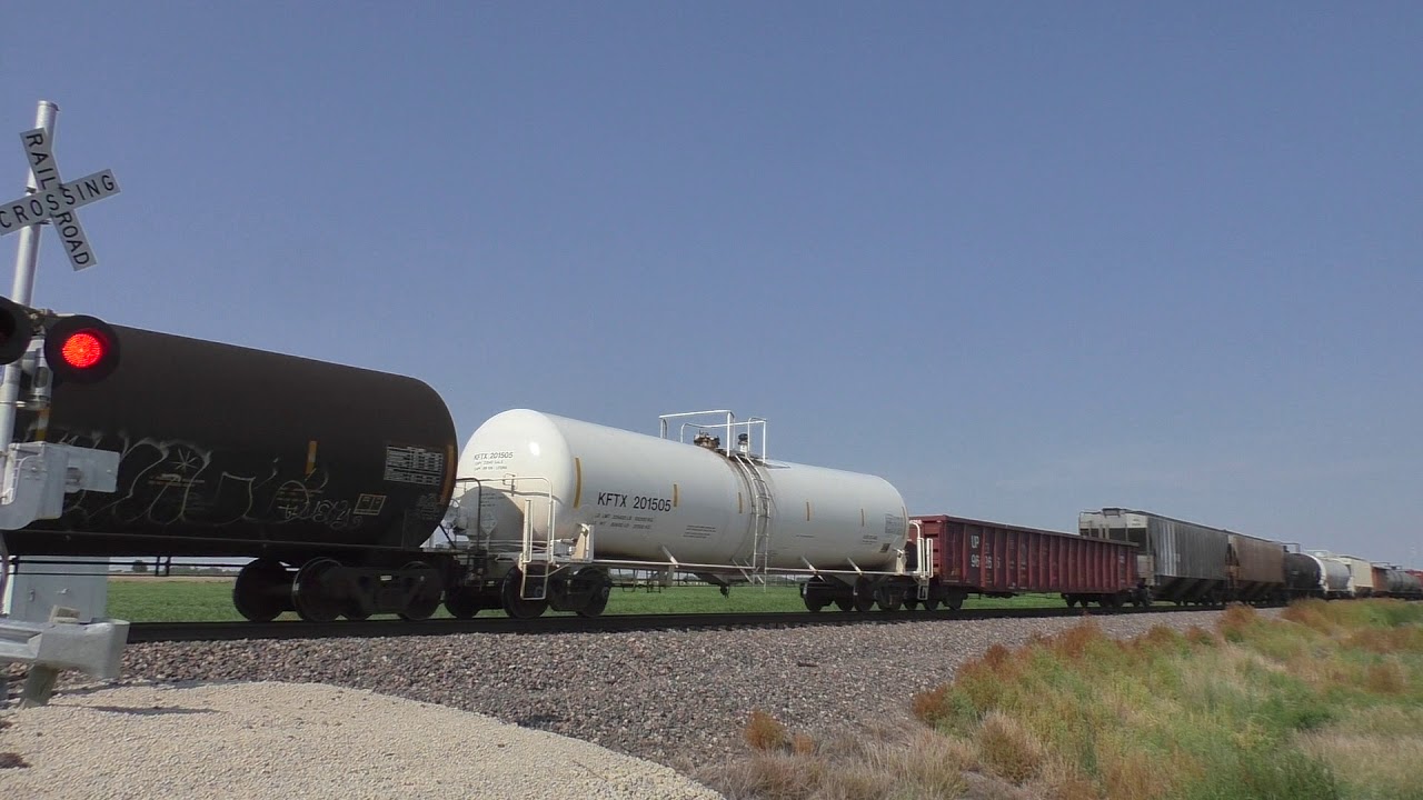 UP Golden State Route: El Paso junk train with NS power 08/04/2018 ...