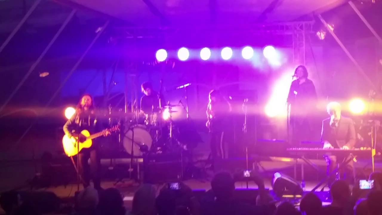 Neil Finn - Four seasons in one day ft Liam Finn, Elroy Finn & Sharon ...