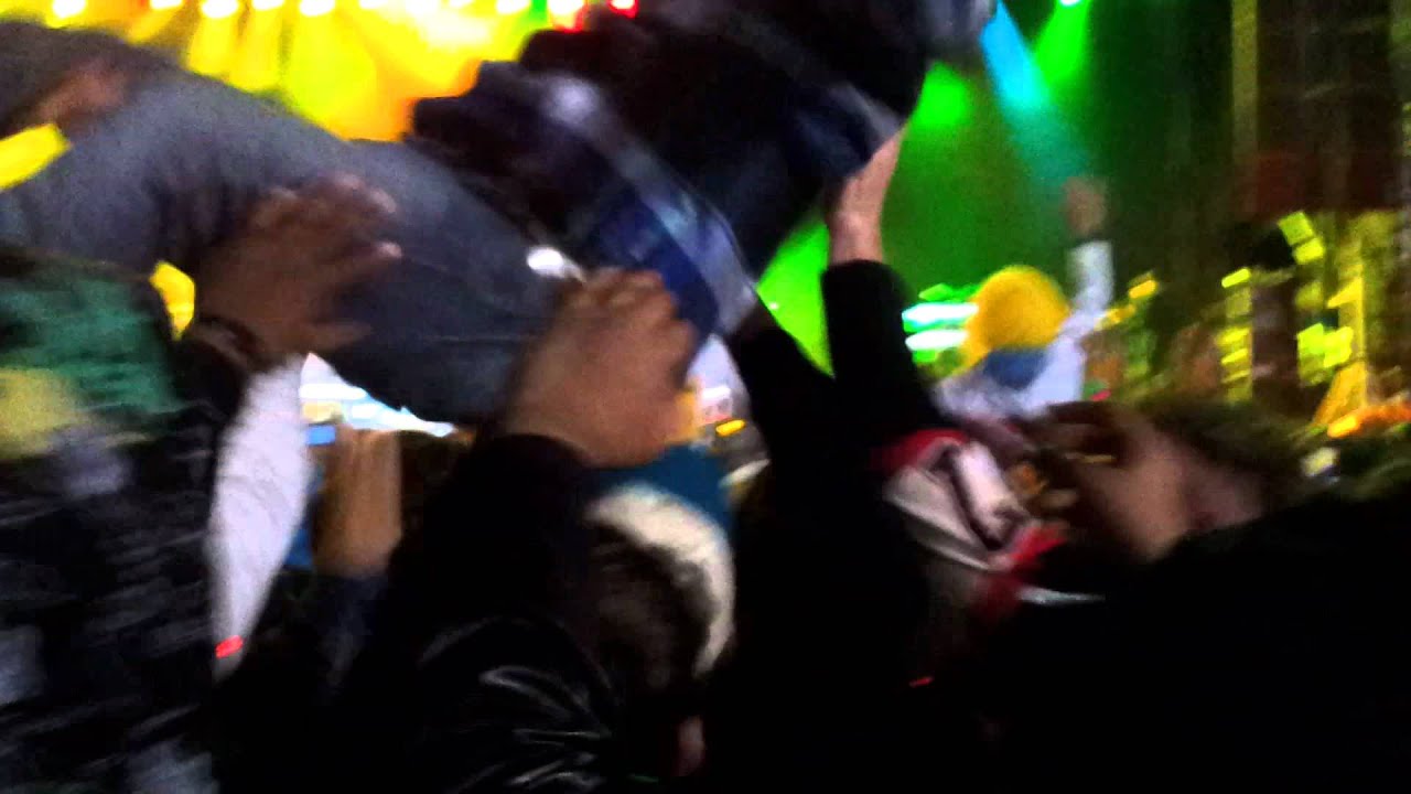 Spongebob crowd surfing @ Snoop Dogg - Voodoo Fest 2011 - YouTube