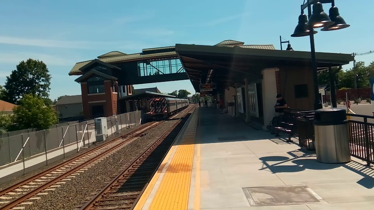 Connecticut Shoreline train on the Hartford Line - YouTube