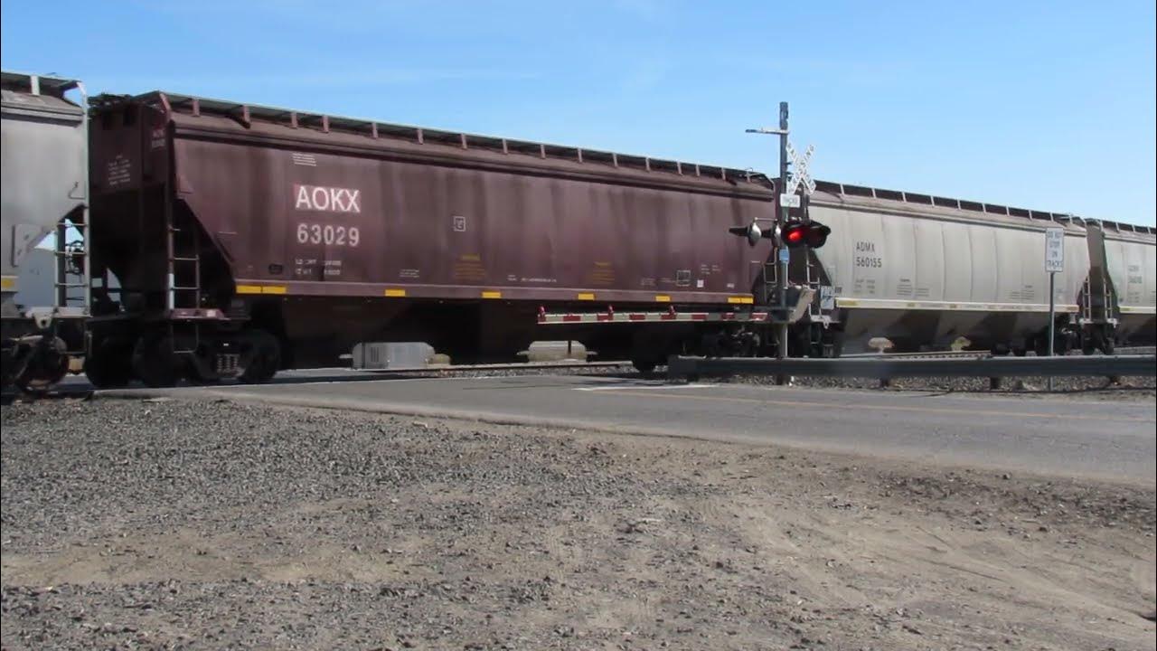 NORTHBOUND FREIGHT BUILDING SPEED LEAVING THE PASCO YARD - YouTube