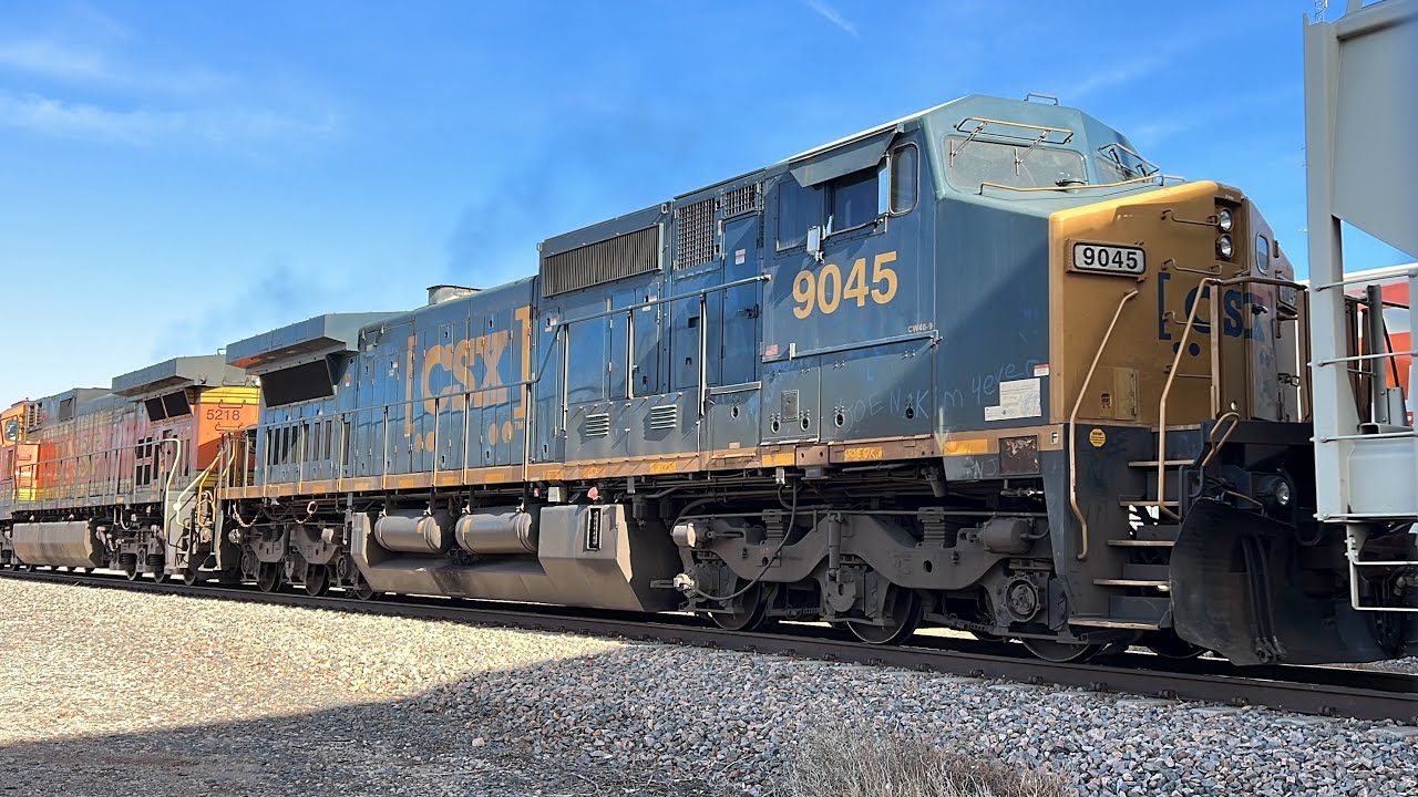 THREE TRAIN MEET! FXE, CSX C40-9W, SOLO LEADERS AND MORE! AMARILLO ...