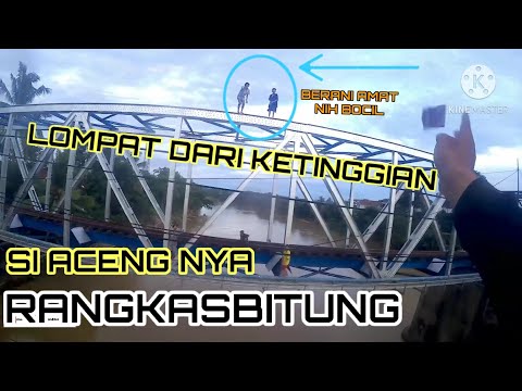 LOMPAT DARI ATAS JEMBATAN KERETA API BAHAYA JANGAN DI TIRU YAH