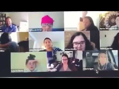 Video Konferans Yaptığını Unutup Kamerayla Tuvalete Giren Kadın