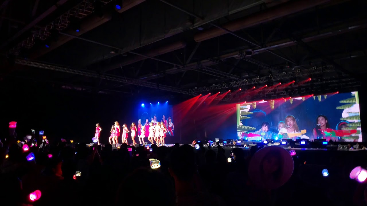 20190713 IZONE CONCERT HONGKONG AIRPLANE - YouTube