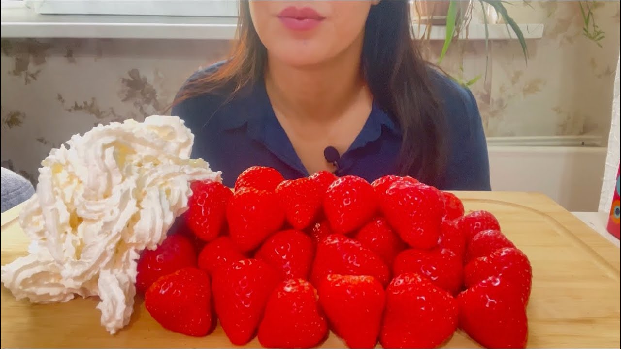 ASMR strawberry, eating sounds - YouTube