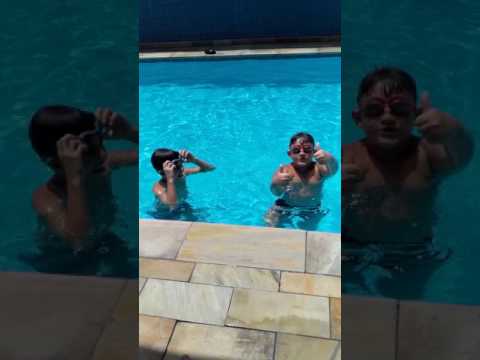 Fazendo vídeo na piscina como prometido