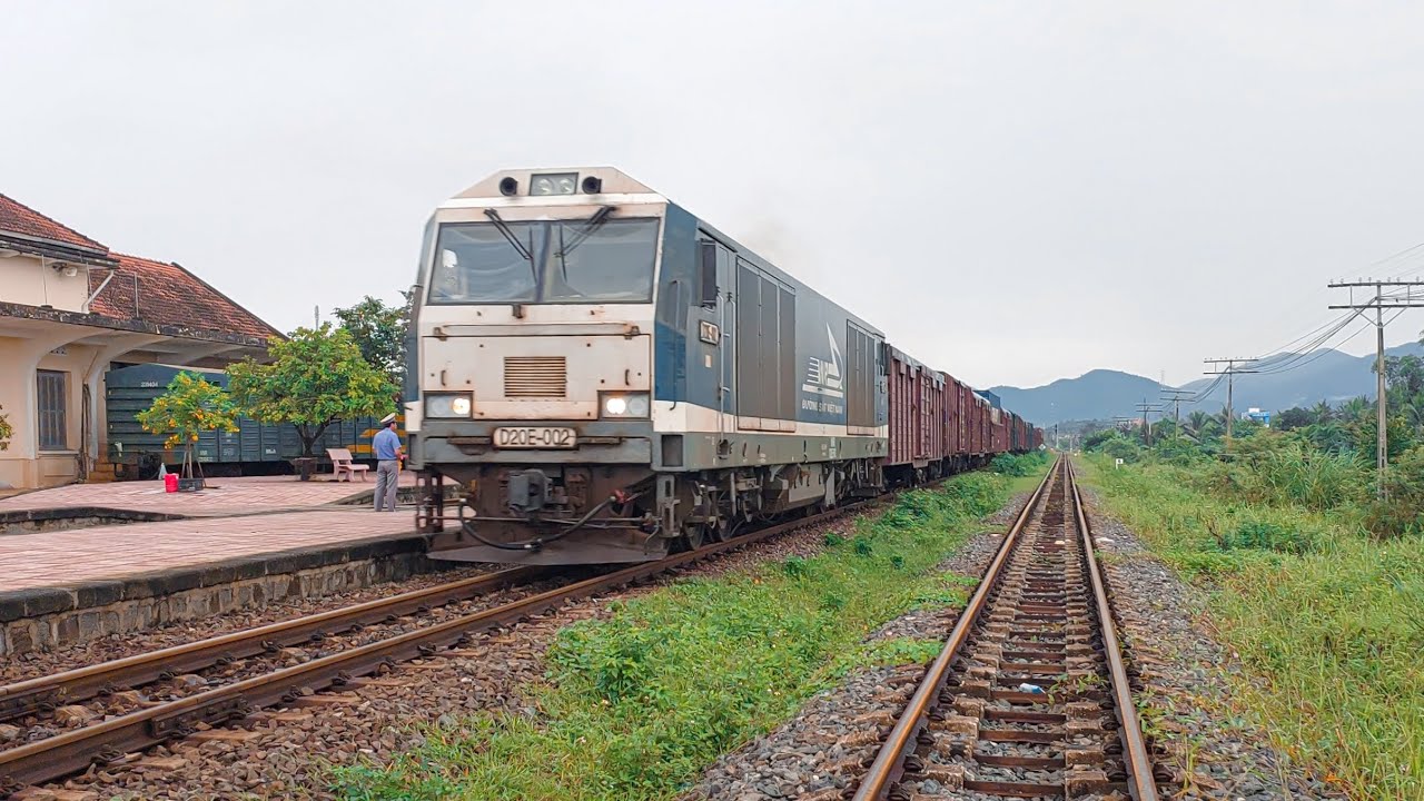 D20E-002 kéo tàu HH62 thông qua ga Ninh Hòa ( 14:32 | 3 - 12 - 2023 ...