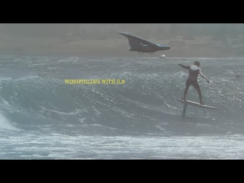 Wingfoiling into strong sandy gusty off shore wind with a 2,8 and ...