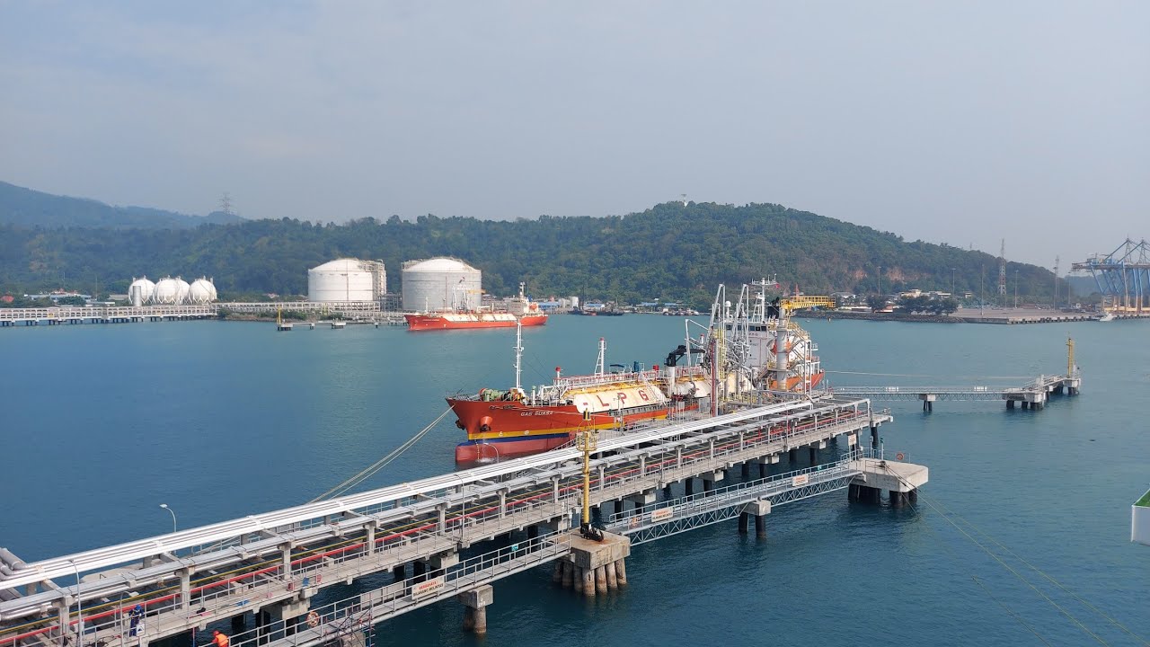 Terminal LPG Pertamina Tanjung Sekong Merak sandar Kapal VLGC Pertamina ...
