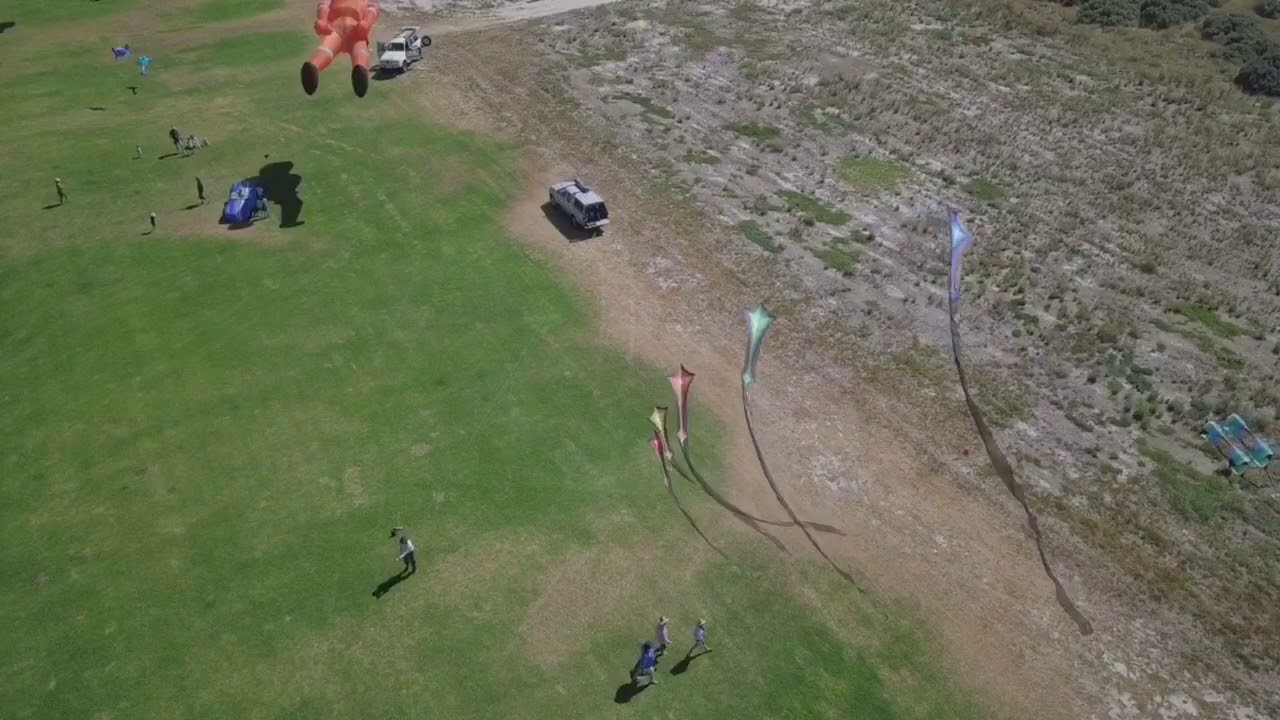 Kingston S.E Kites 2019 foreshore fly - YouTube
