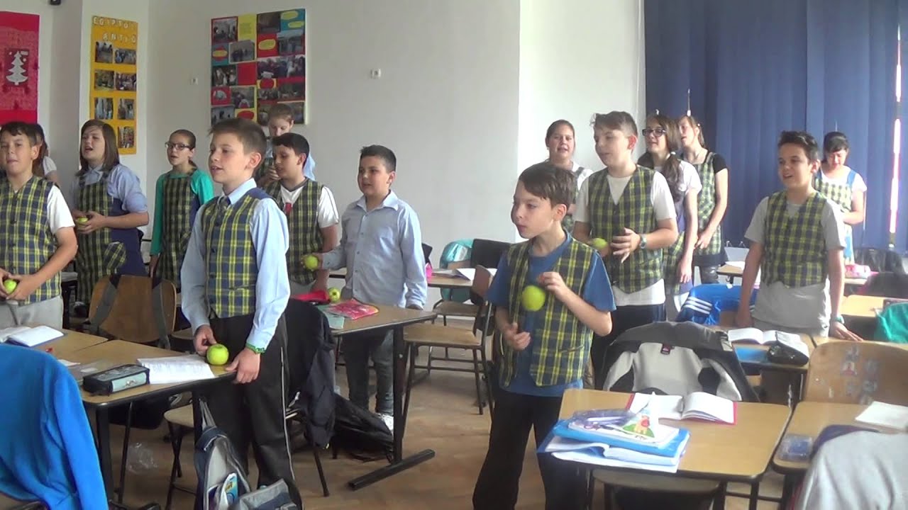 Greek song Mila mon kokkino in its Romanian version Marul rosu - YouTube