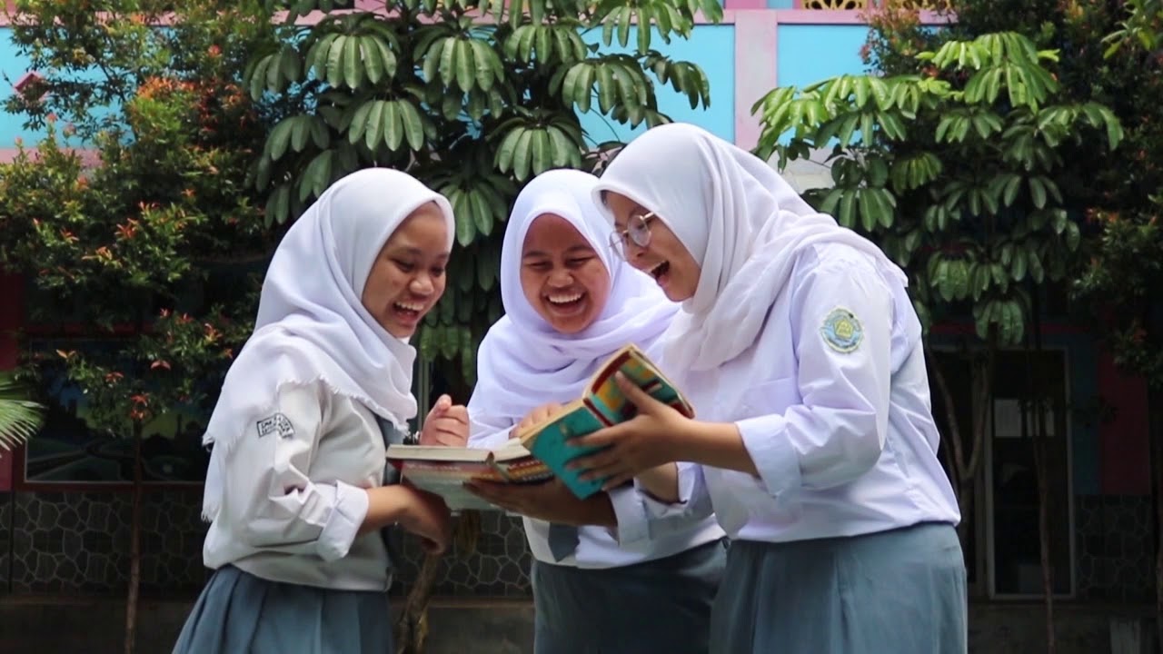 Ekstrakulikuler Englsh Club SMK Madya Depok - YouTube