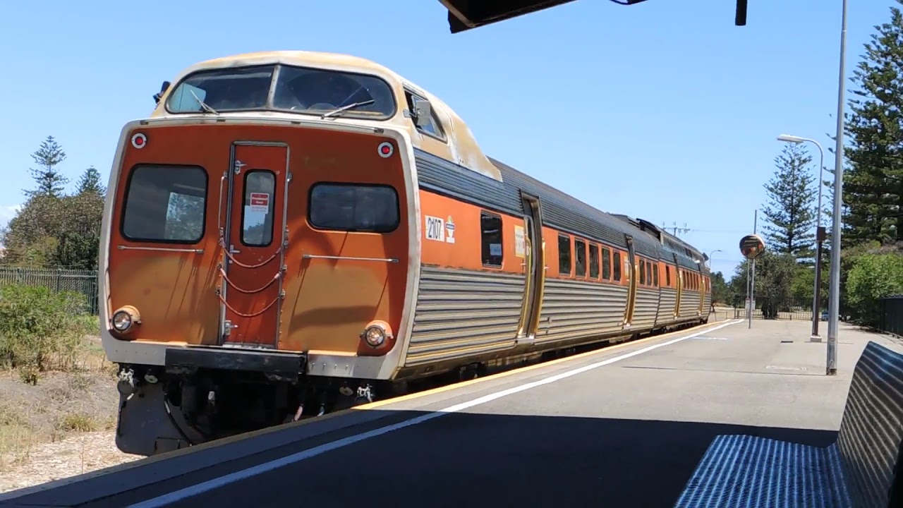 2000 class jumbo railcars arriving at Outer Harbor station in Adelaide ...