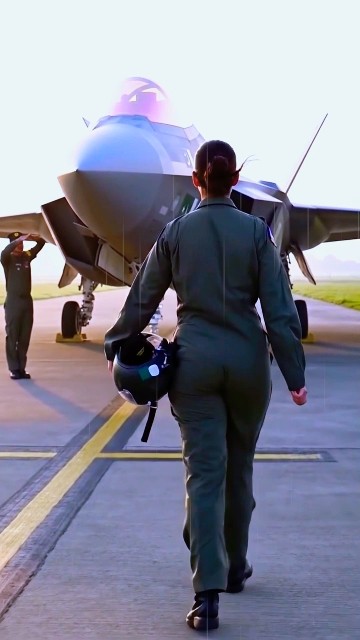 Pakistani Female Pilot Ready for Takeoff – Grace in the Skies! ️🇵🇰# ...