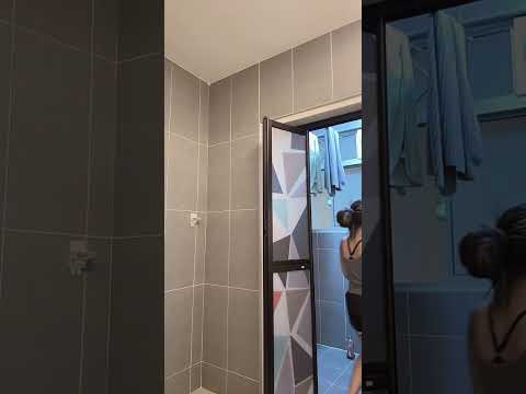 LIVE-Übertragung: Aktivitäten eines Mädchens im Badezimmer