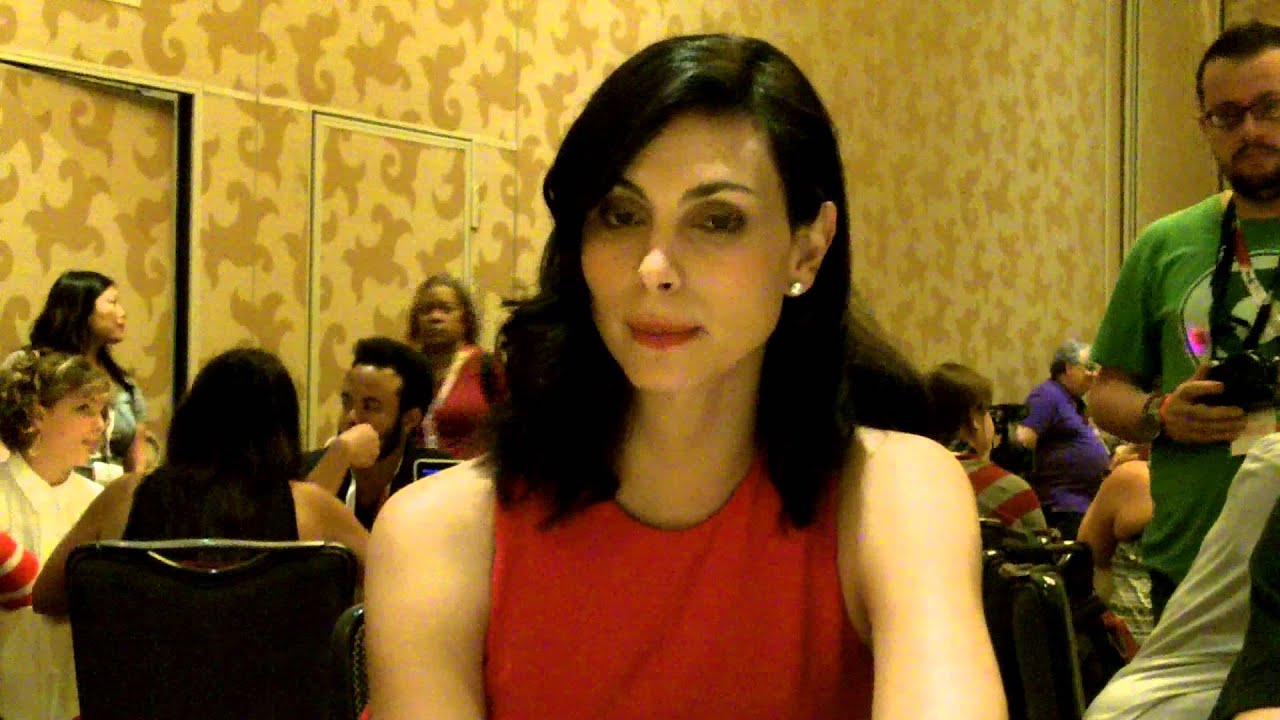SDCC 2015: Gotham - Morena Baccarin (Dr. Leslie Thompkins) - YouTube