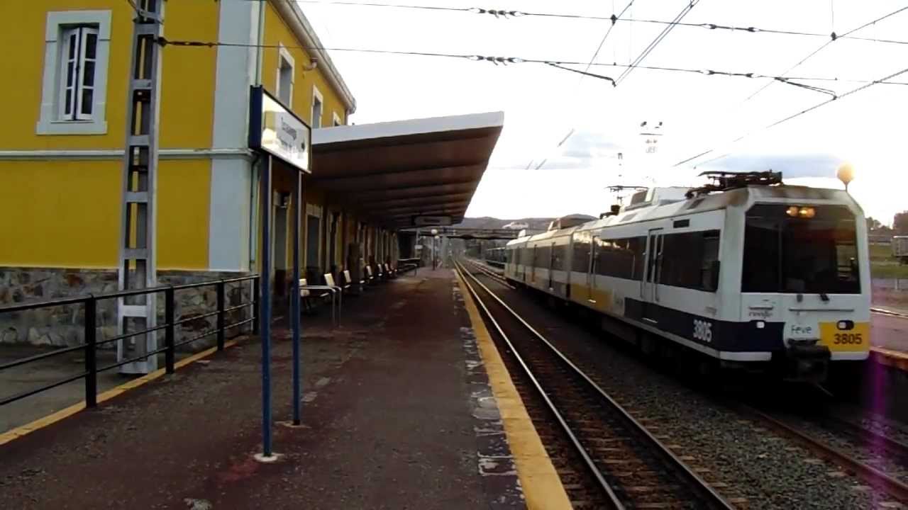Entrada y Salida de una 3800 renfe-feve en la estación de Barreda ...