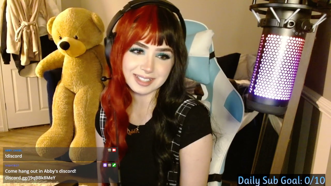 Abby_Cakes_ up close black and red hair 2022 10 08 - YouTube