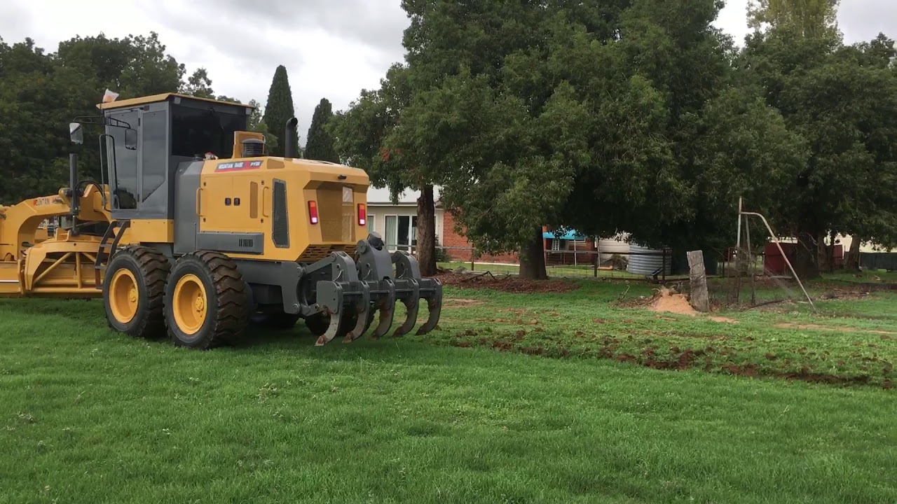 Mountain Raise Machinery PY220 Grader Ripping up the paddock - YouTube