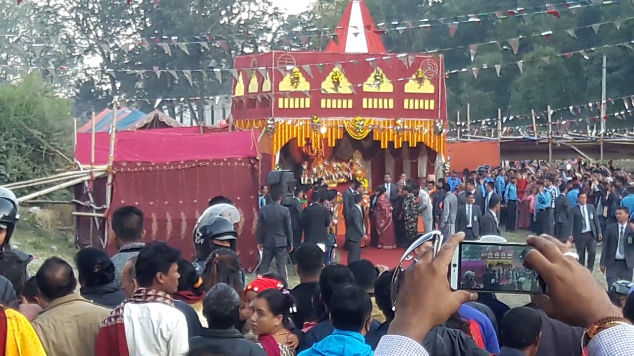 Nepali president worshipping chhathi mata - YouTube