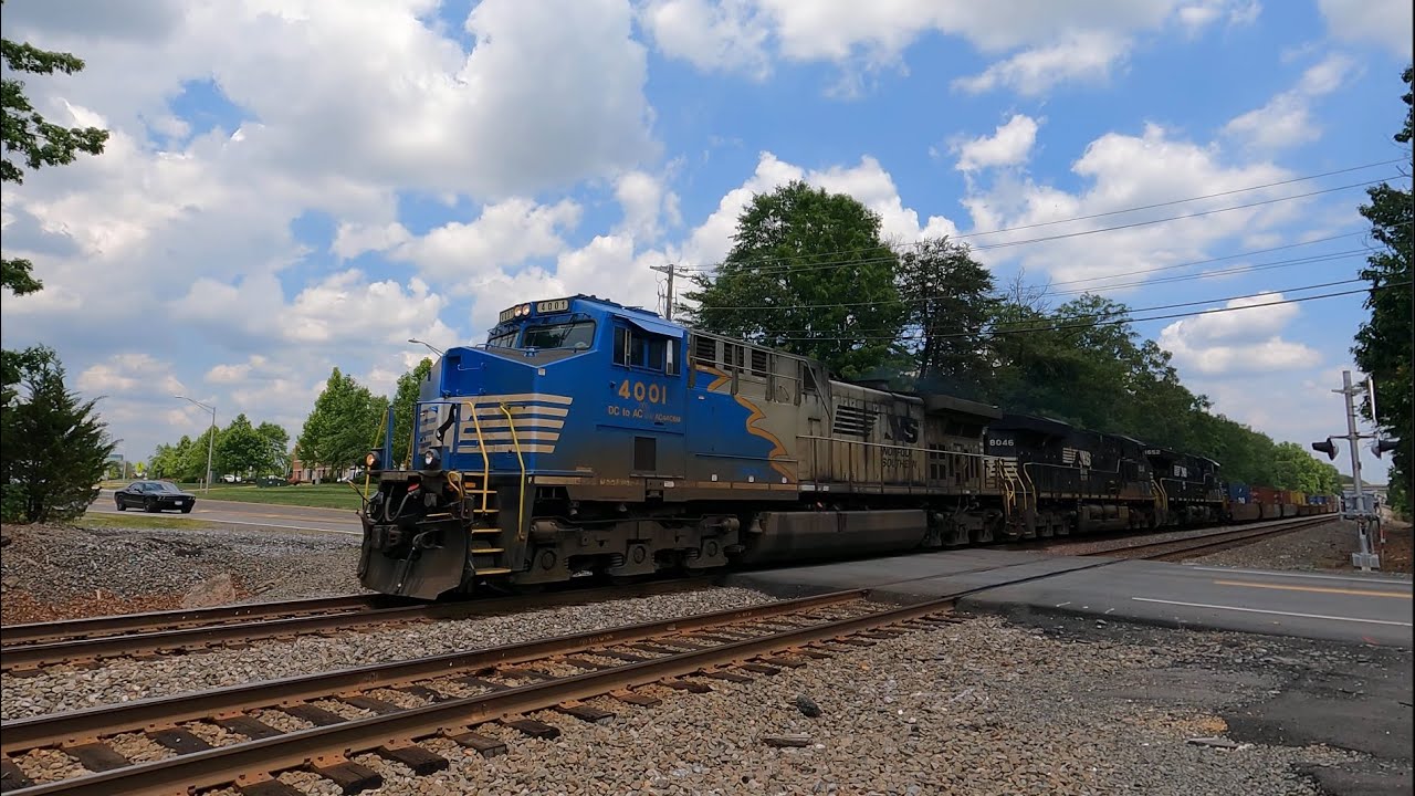 EPIC MEET! NS Mane Unit #4001 Leads 275 Past Amtrak 20 in South ...