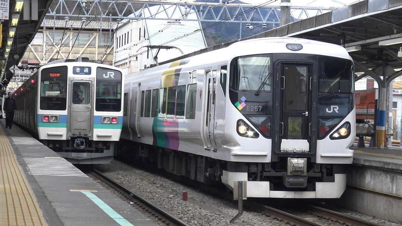 【4K】JR中央本線 特急かいじE257系電車 高尾駅通過 - YouTube