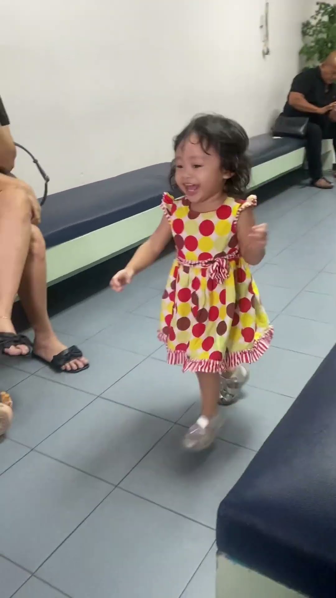 Lucu, baby Cici terkejut tengok ada orang - YouTube