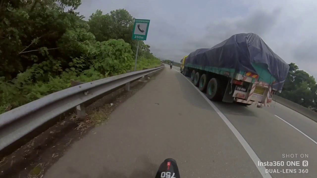 Aprilia - V2 vs V4 engine (360 video) - YouTube