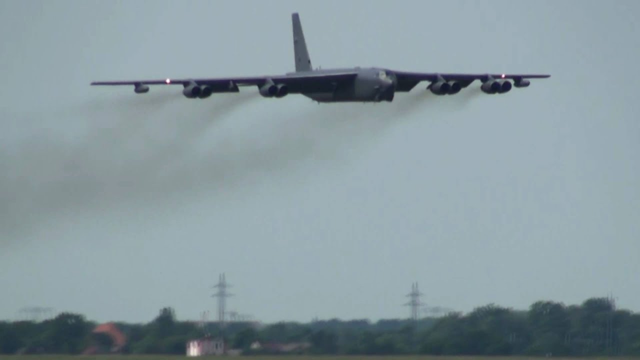 B-52 LOW approach at Berlin Schoenefeld for ILA 2010 - YouTube